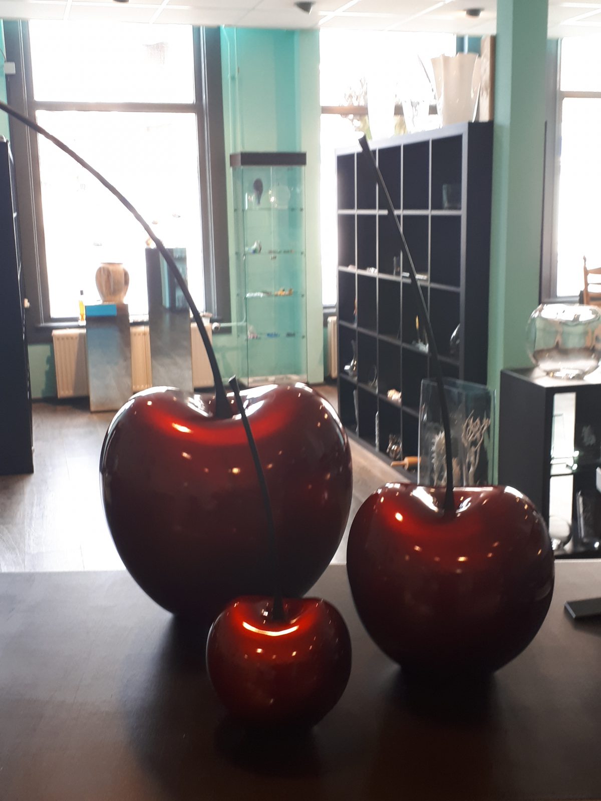 Een hele grote rode keramieken kers - Bijzondergemaakt