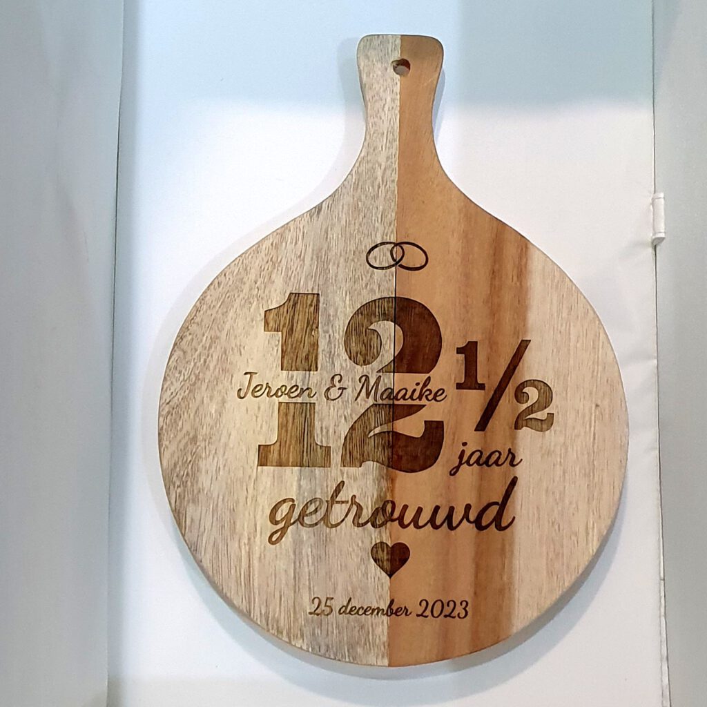 Ronde houten borrelplank "Hoeveel jaar getrouwd?" - Bijzondergemaakt